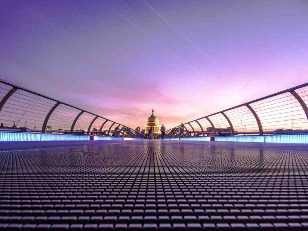 London stations ‘dangerously overcrowded’ as train services stop ...